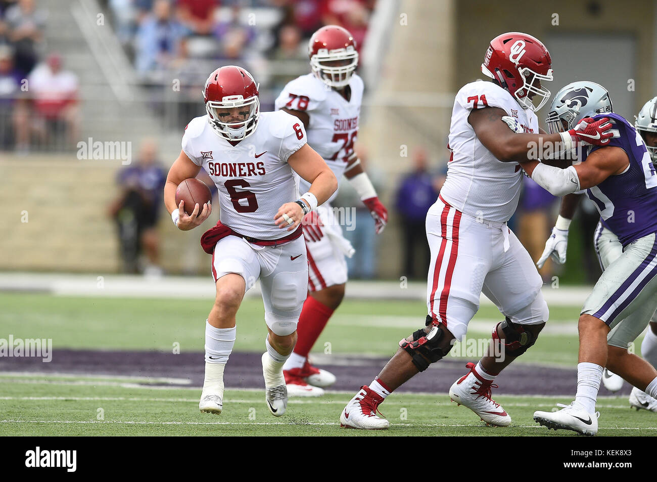 Manhattan, Kansas, USA. 21st Oct, 2017. Oklahoma Sooners quarterback Baker Mayfield (6) finds ...
