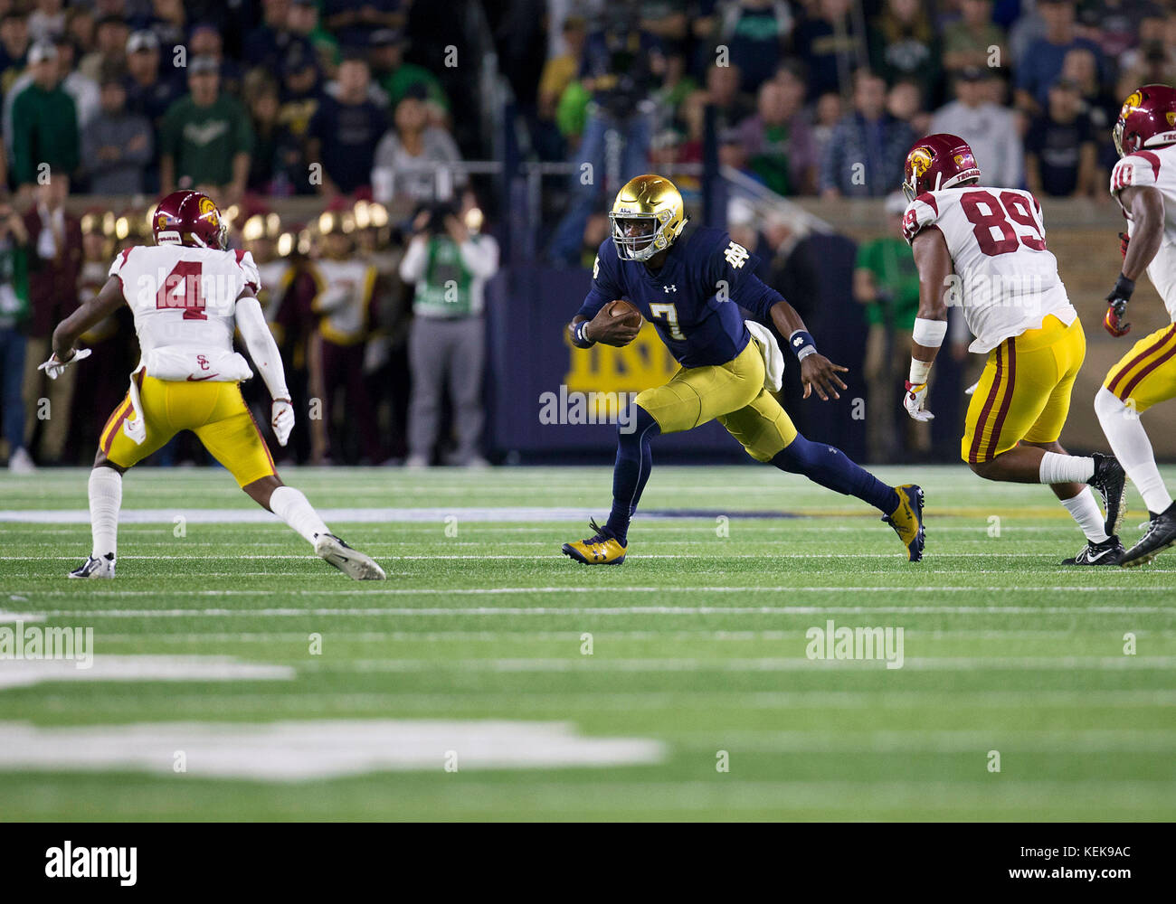 South Bend, Indiana, USA. 21st Oct, 2017. Notre Dame quarterback ...