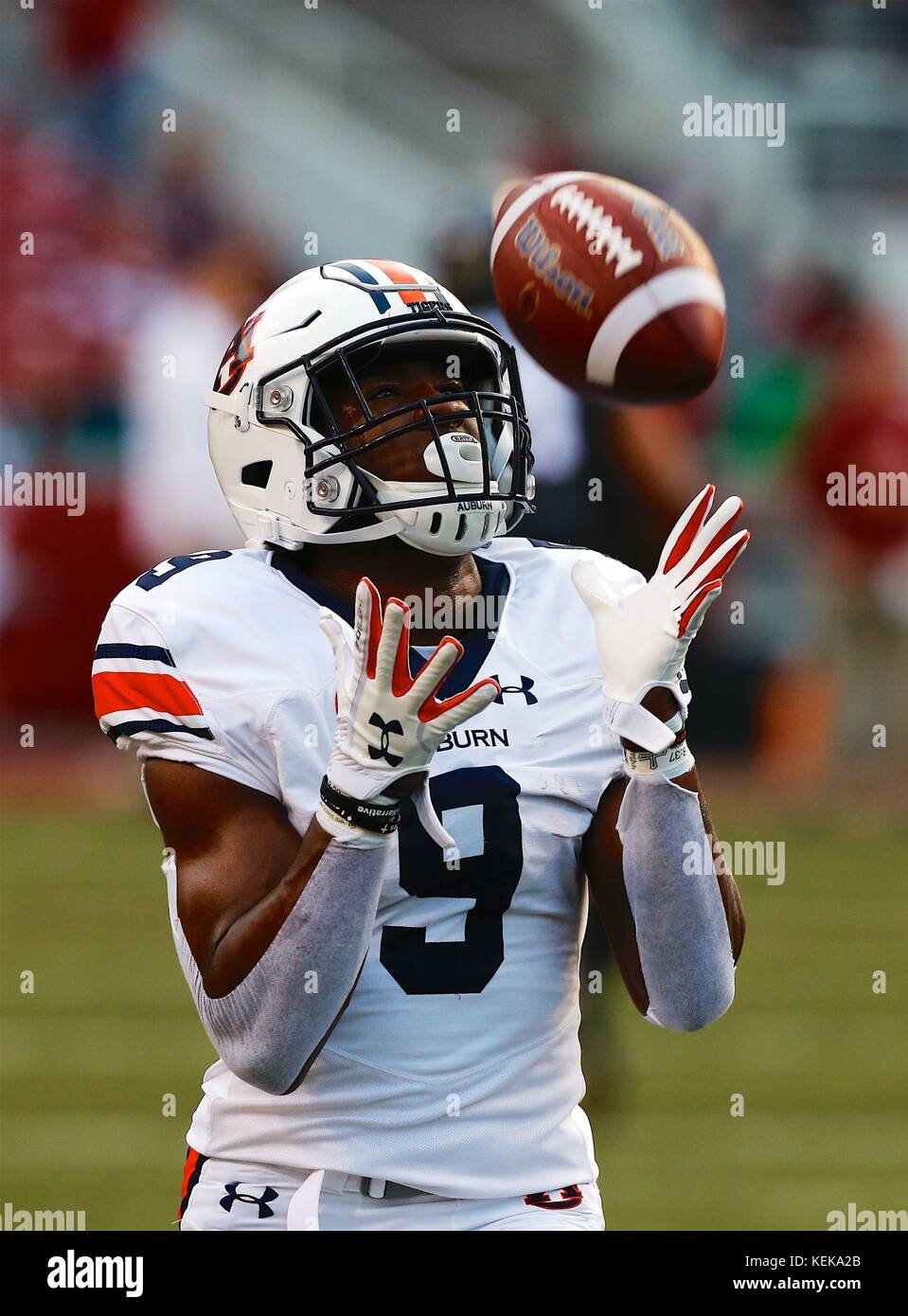 Oct 21, 2017: Auburn kick returner Cam Martin #9 settles under a ball ...