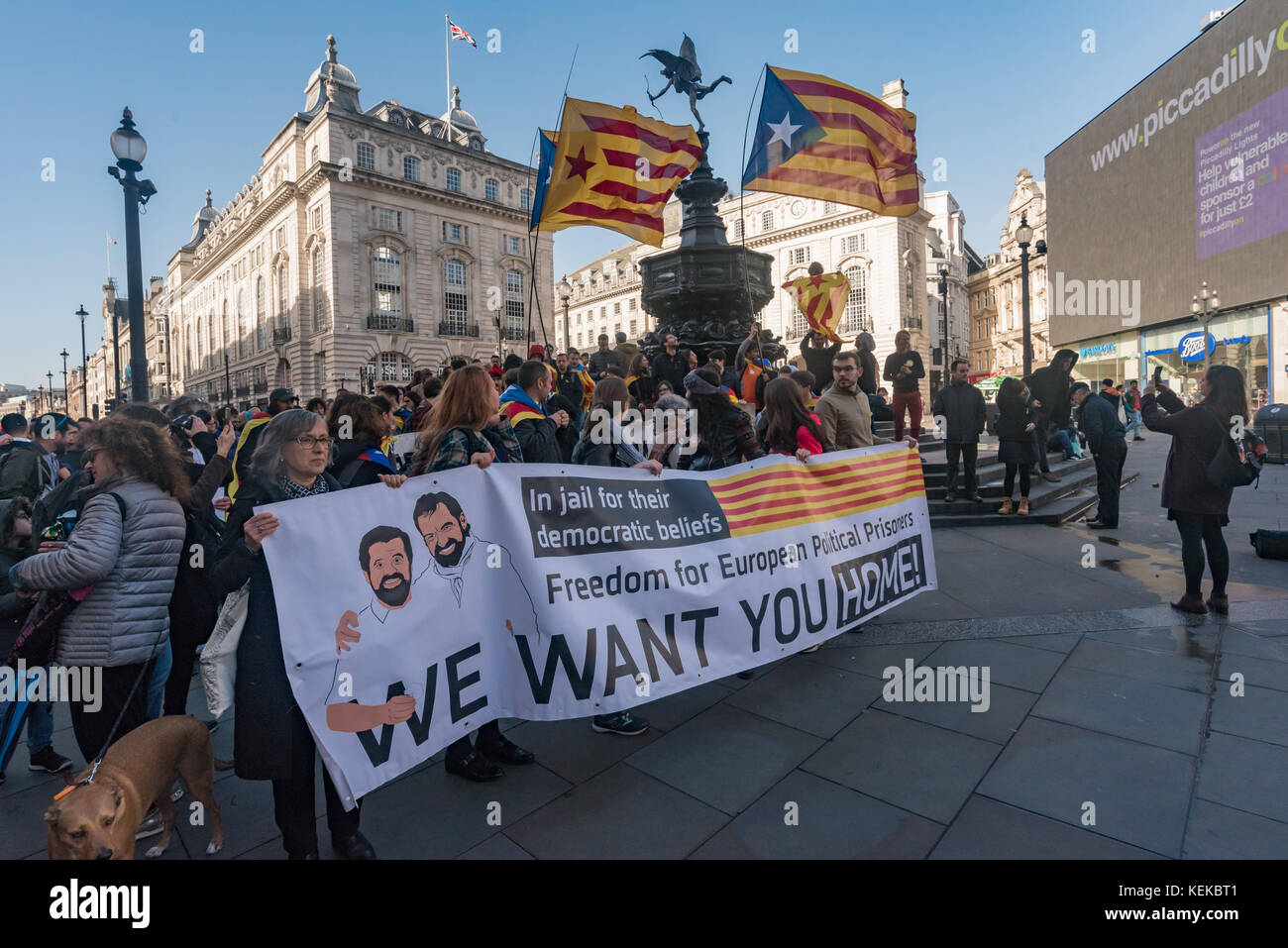 London, UK. October 21st 2017. Several hundred, many carrying Catalan ...