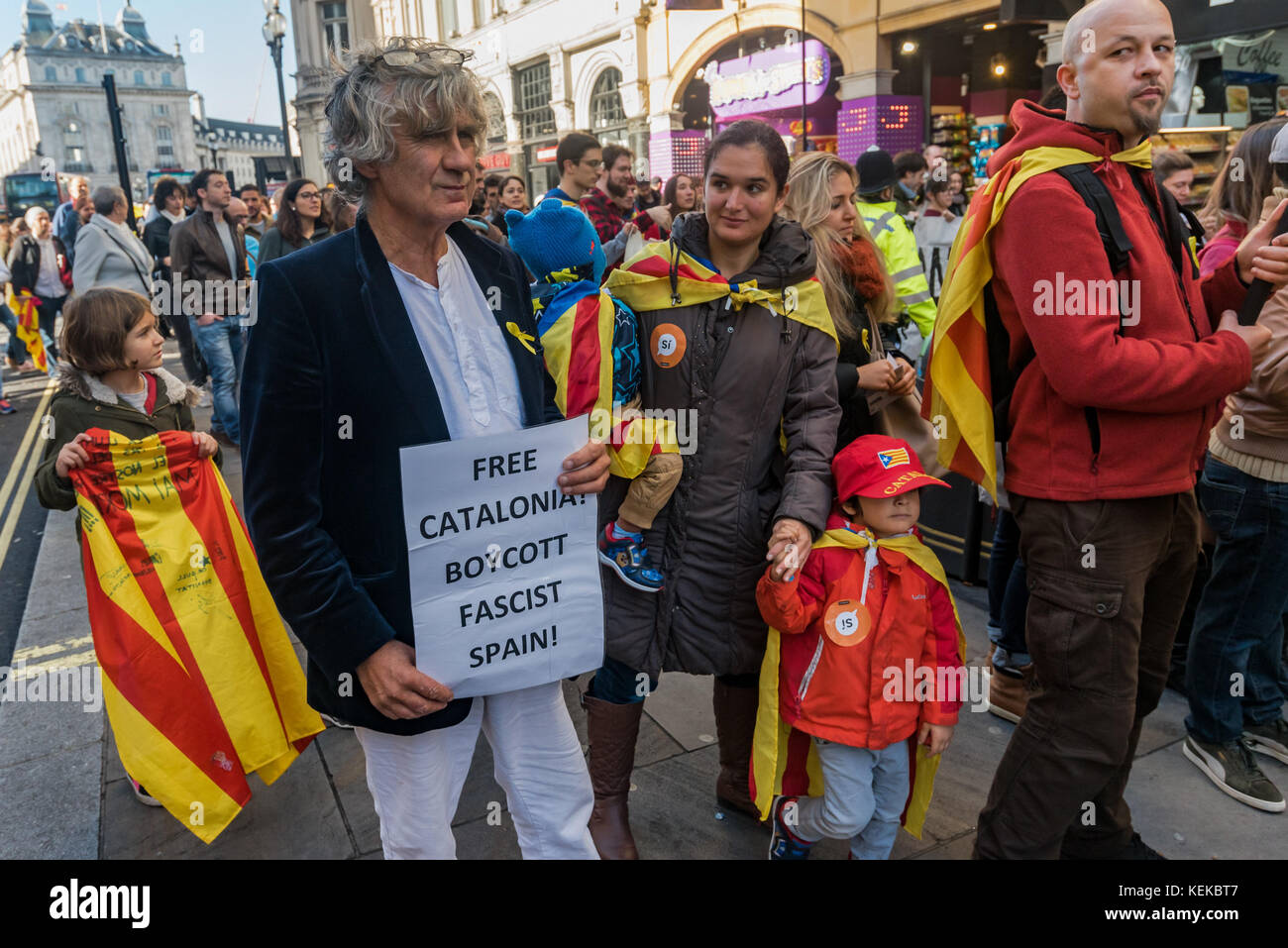 London, UK. October 21st 2017. Several hundred, many carrying Catalan ...