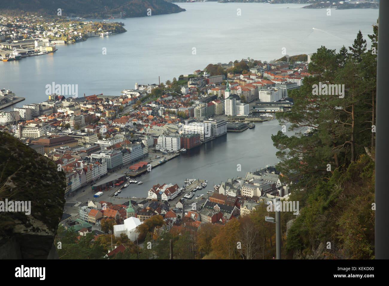 Bergen, Norway. 22nd Oct, 2017. Autumn sunshine across Bergen in Norway ...