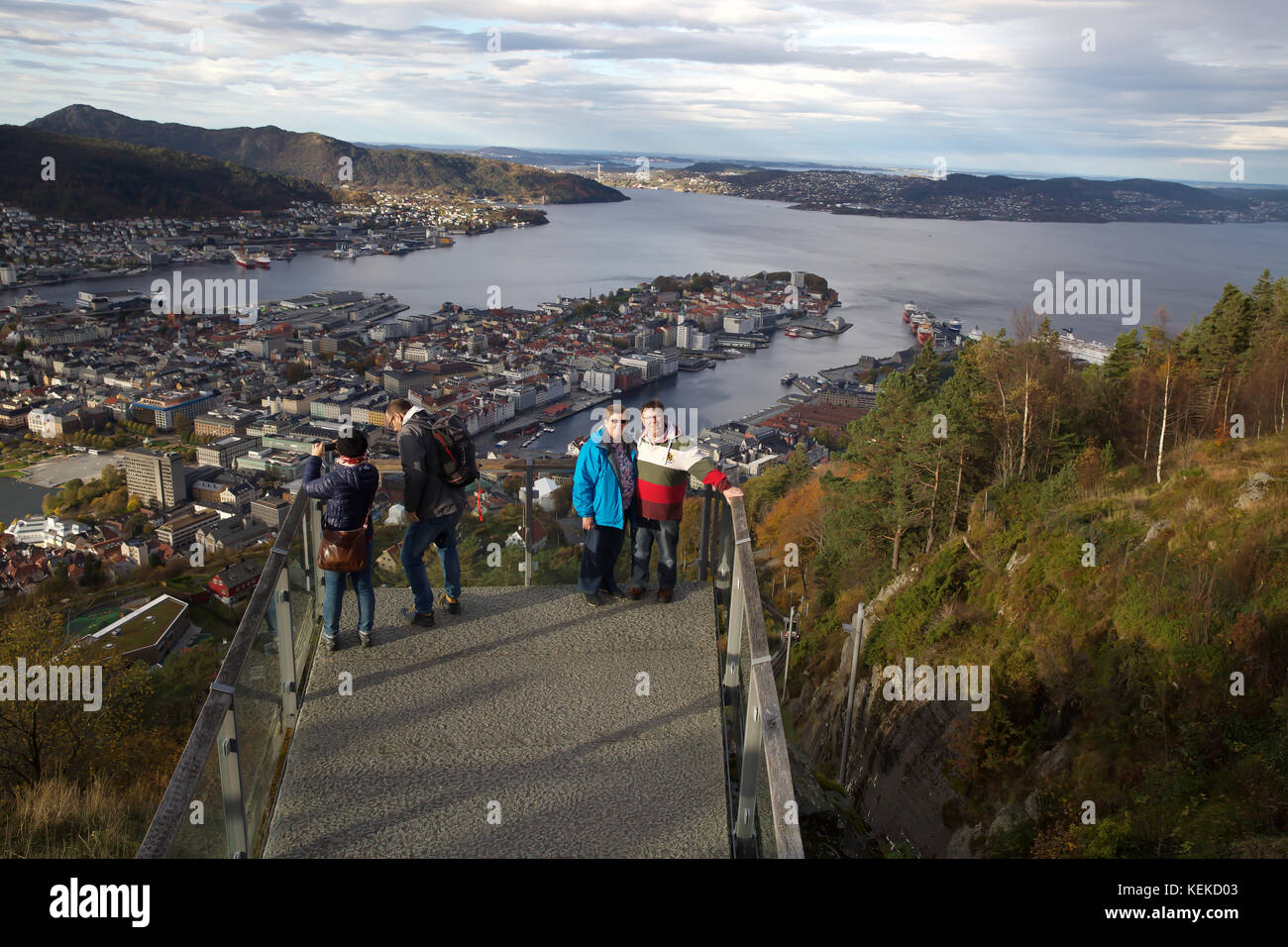 Bergen, Norway. 22nd Oct, 2017. Autumn sunshine across Bergen in Norway ...