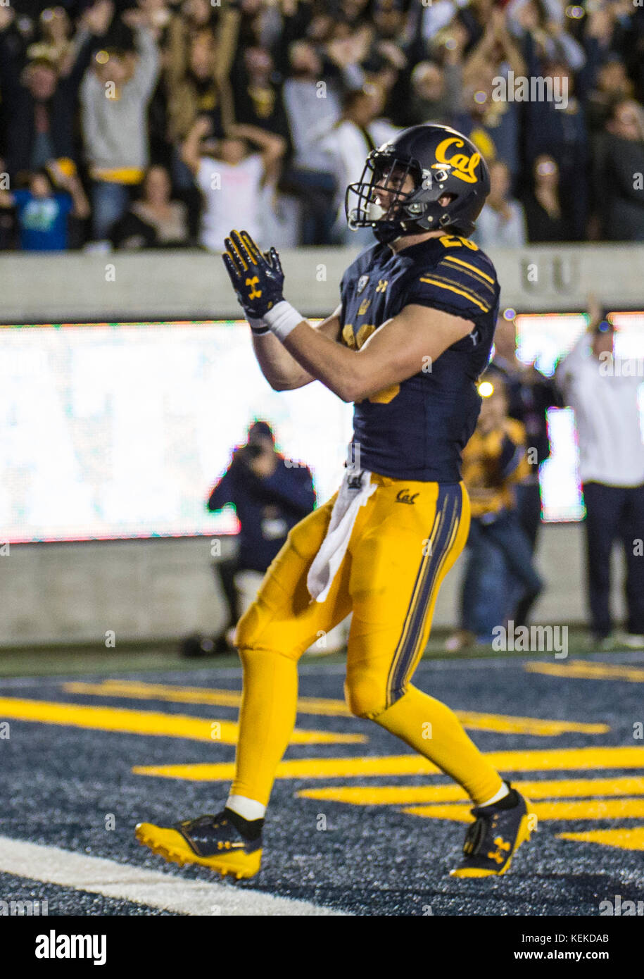 California Memorial Stadium. 21st Oct, 2017. U.S.A. California running ...
