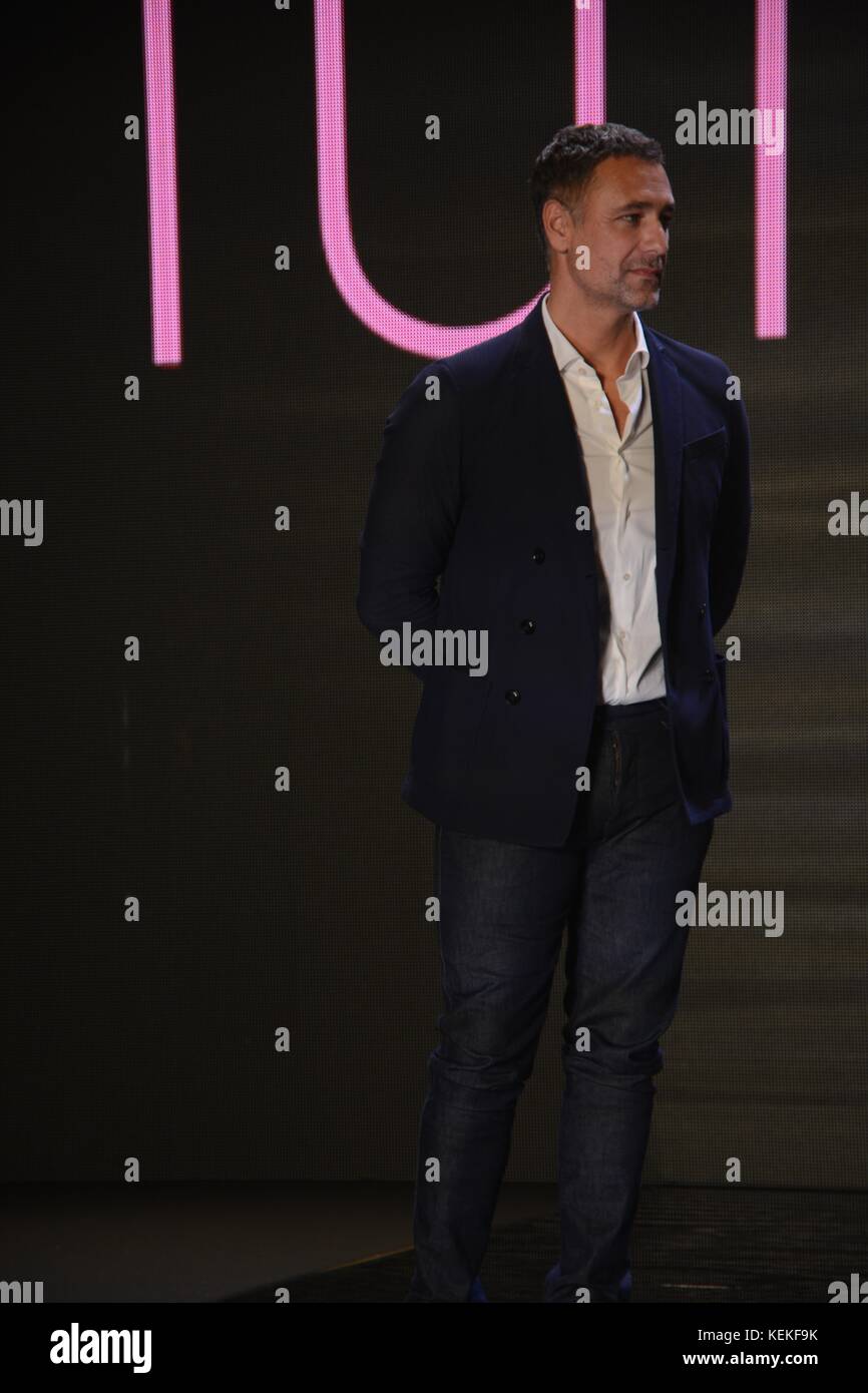 The Italian actor Raoul Bova received by the stylist Alessandra Rinaudo ...