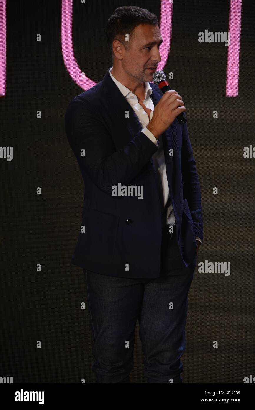 The Italian actor Raoul Bova received by the stylist Alessandra Rinaudo ...