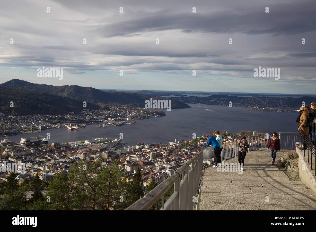 Bergen, Norway. 22nd Oct, 2017. Autumn sunshine across Bergen in Norway ...