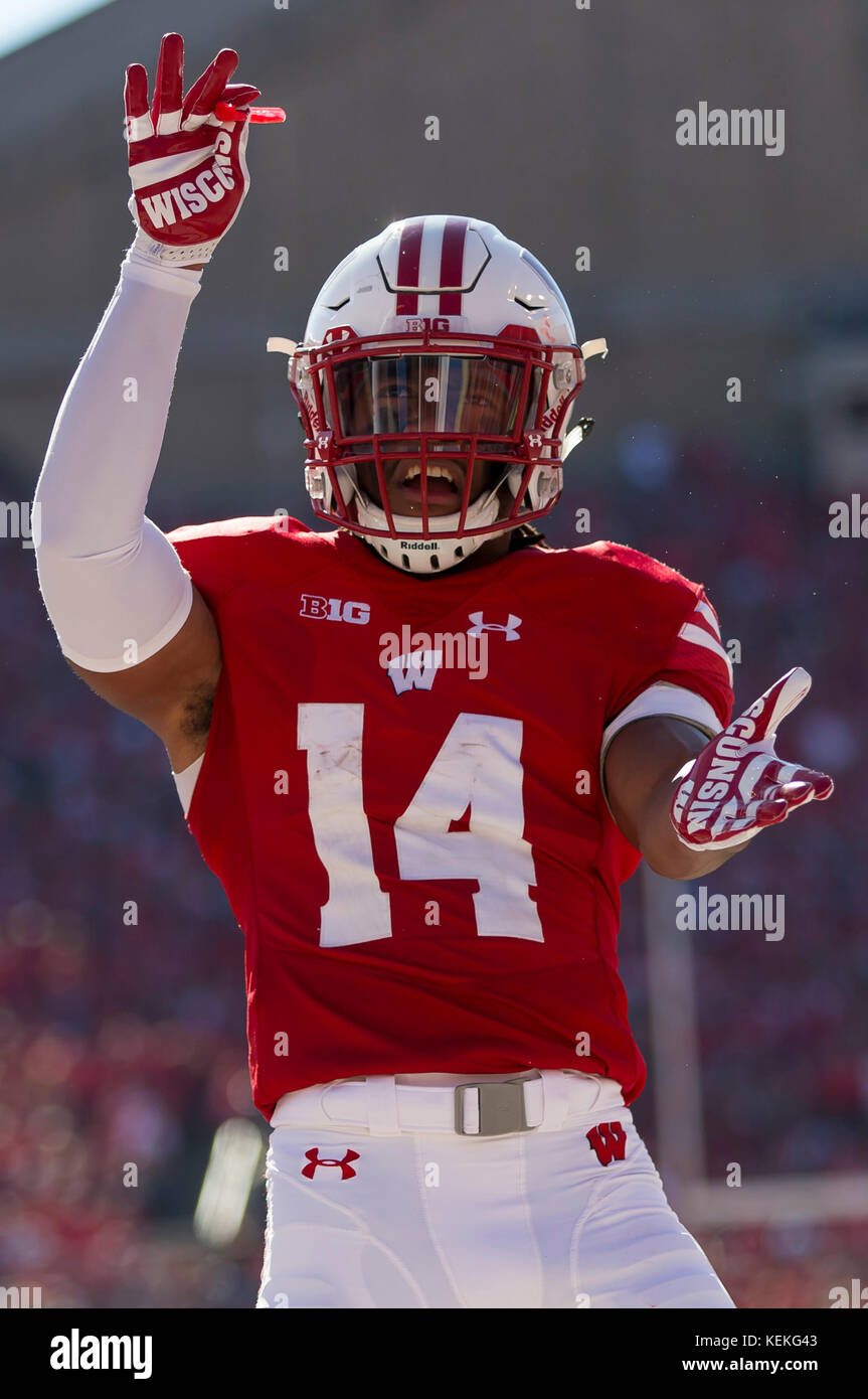 Student section college football game hi-res stock photography and ...