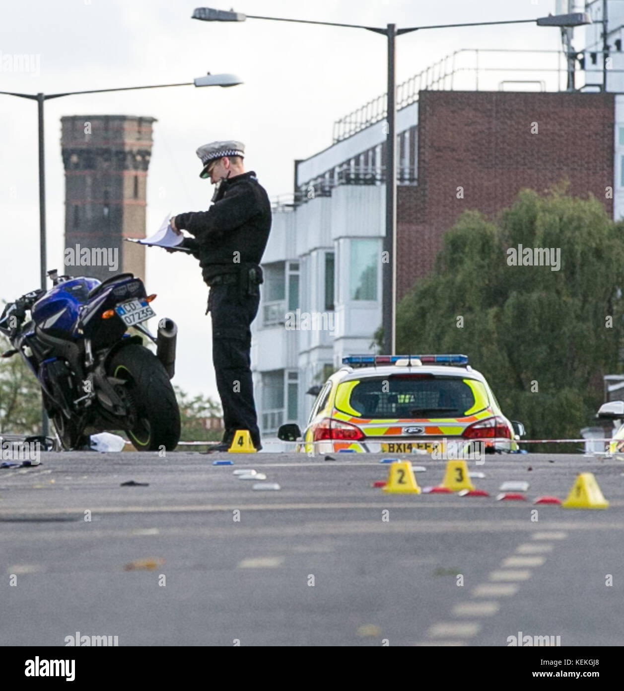 Hackney, North London, UK. 22nd Oct, 2017. Police on scene after a ...