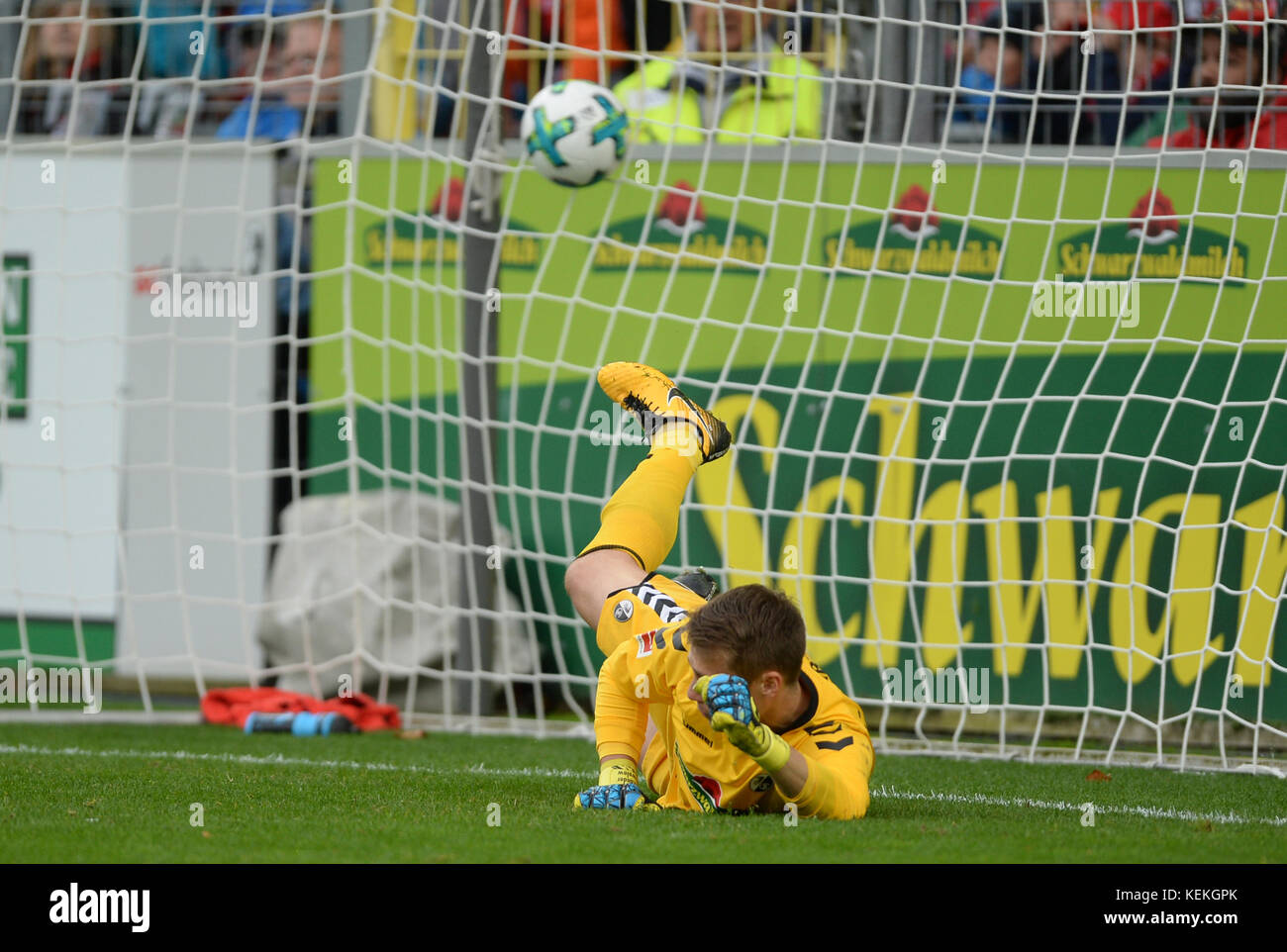 Freiburg, Germany. 22nd Oct, 2017. Goalkeeper Alexander Schwolow ...