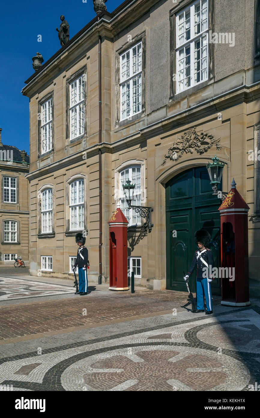Ceremonial guards amalienborg palace hi-res stock photography and images - Alamy