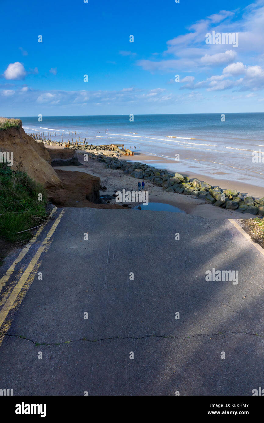 beach road Happisburgh Stock Photo - Alamy