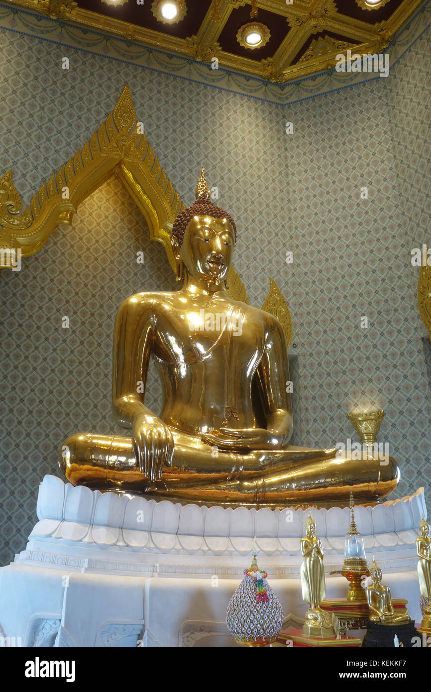 Wat Traimit (The Temple of the Golden Buddha) in Bangkok, Thailand ...