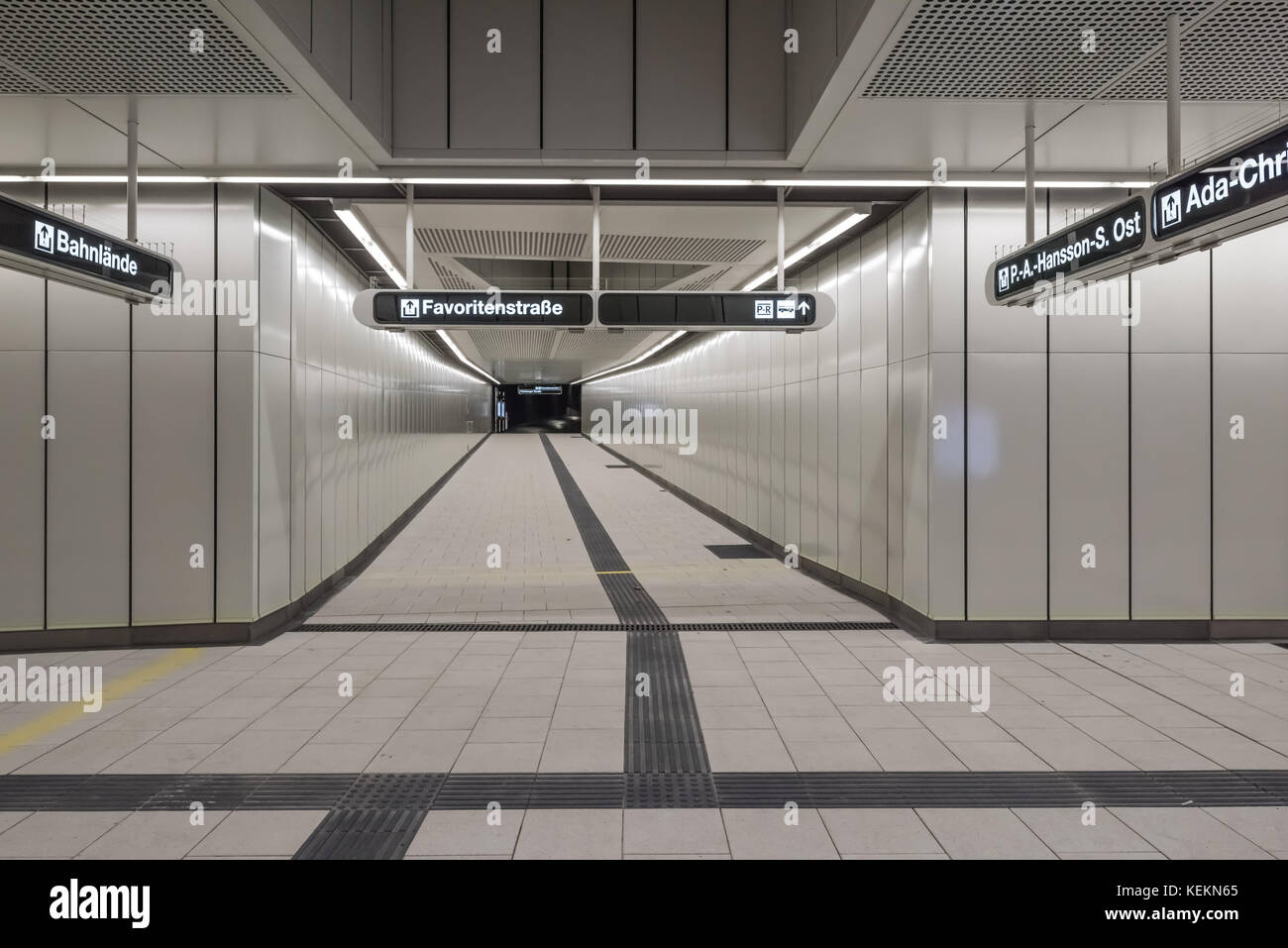 Wien, U-Bahn-Linie U1, Station Neulaa Stock Photo - Alamy