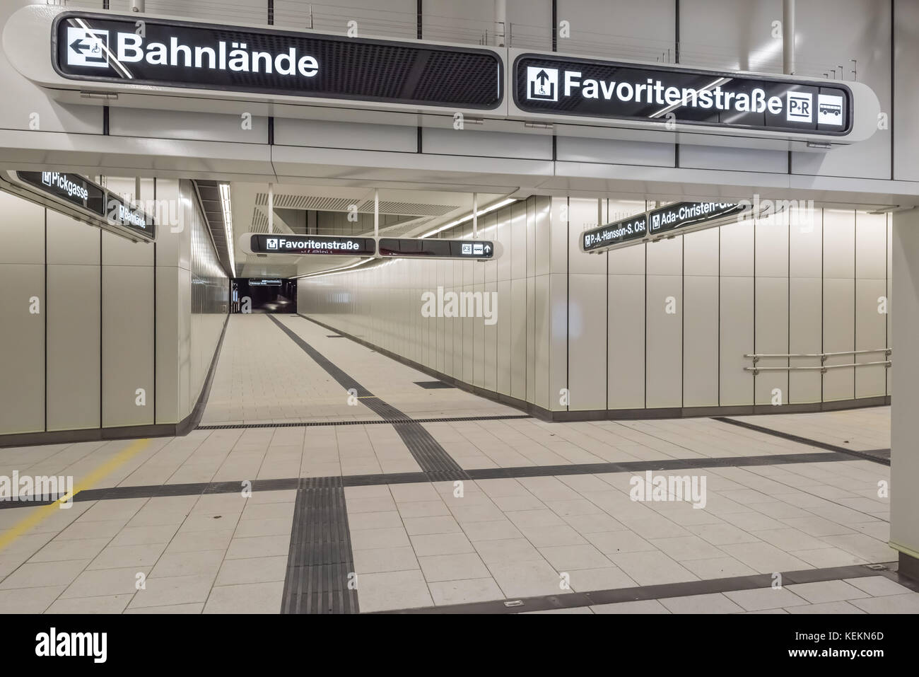 Wien, U-Bahn-Linie U1, Station Neulaa Stock Photo - Alamy