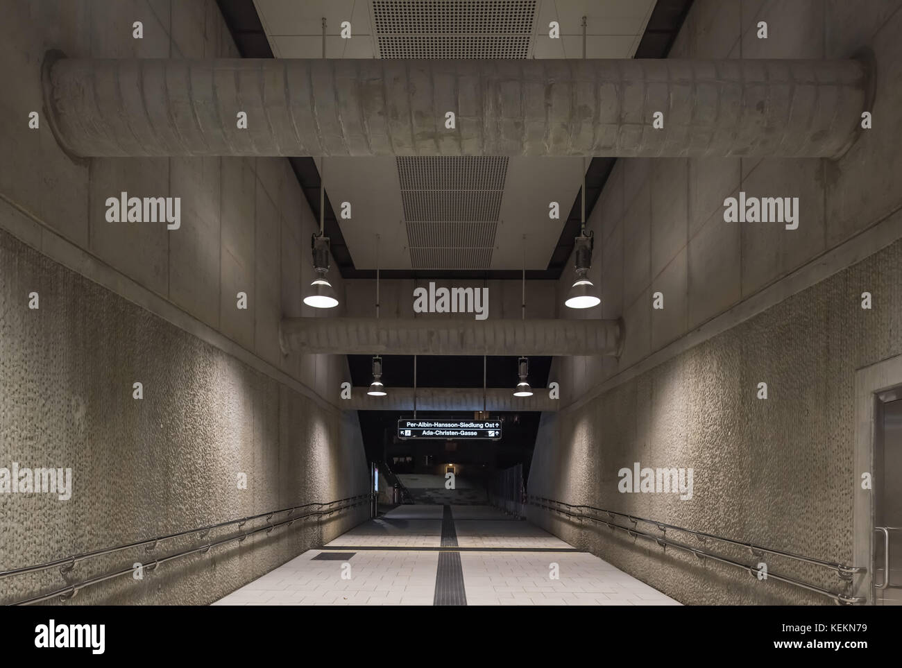 Wien, U-Bahn-Linie U1, Station Neulaa Stock Photo - Alamy