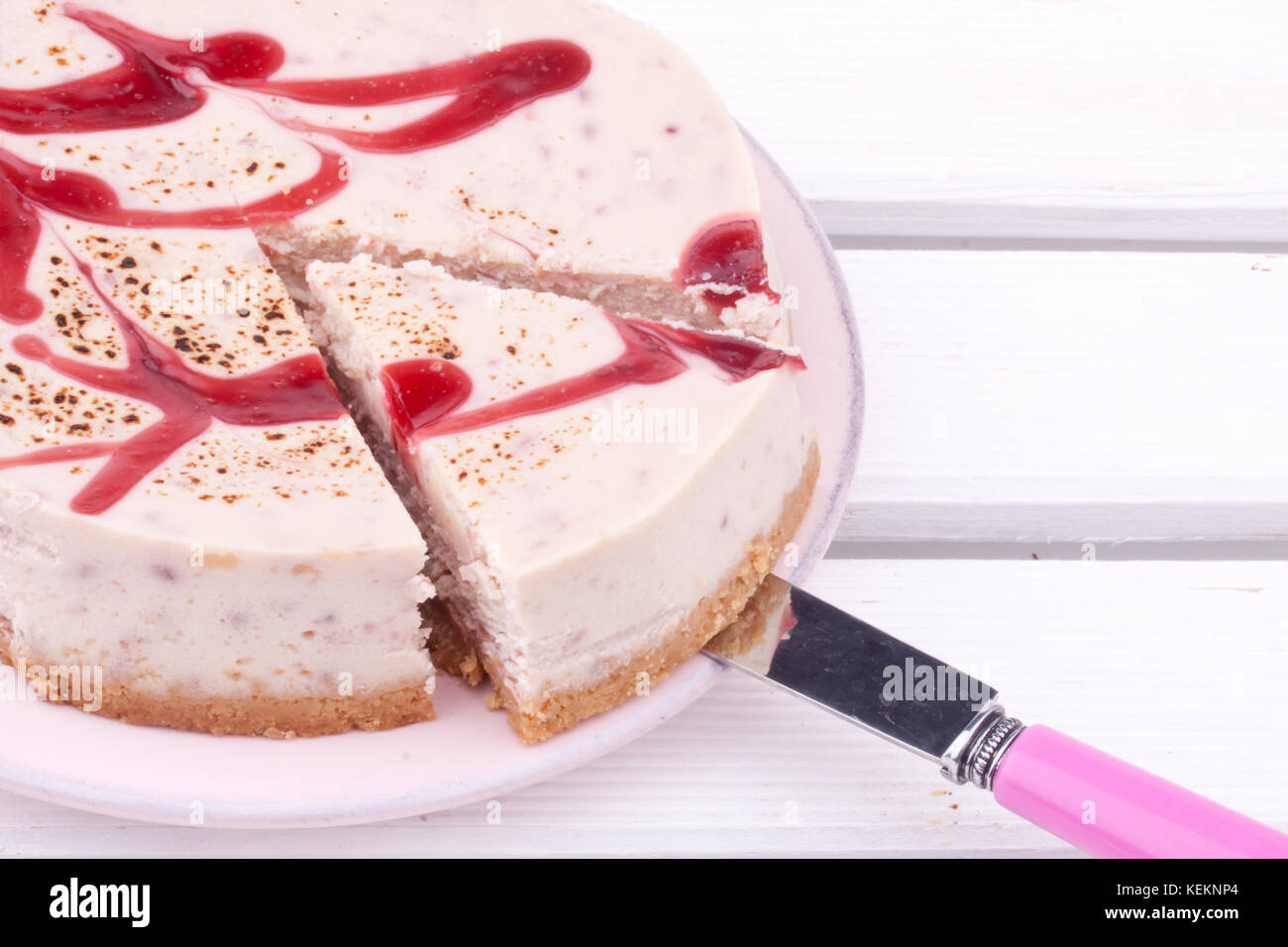 Raspberry cheesecake hi-res stock photography and images - Alamy