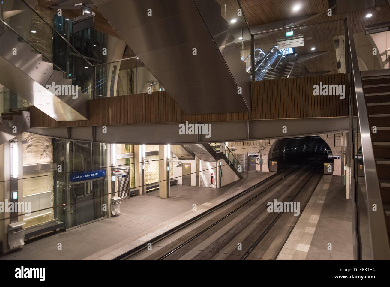 Paris, Tramway T6, Tiefstation Viroflay Rive Droite Stock Photo - Alamy