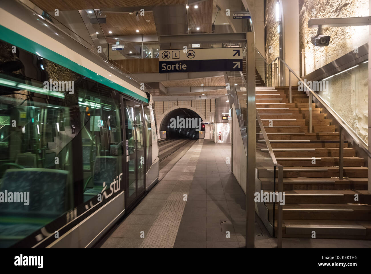 Paris, Tramway T6, Tiefstation Viroflay Rive Droite Stock Photo - Alamy