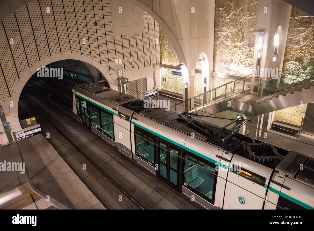 Paris, Tramway T6, Tiefstation Viroflay Rive Droite Stock Photo - Alamy