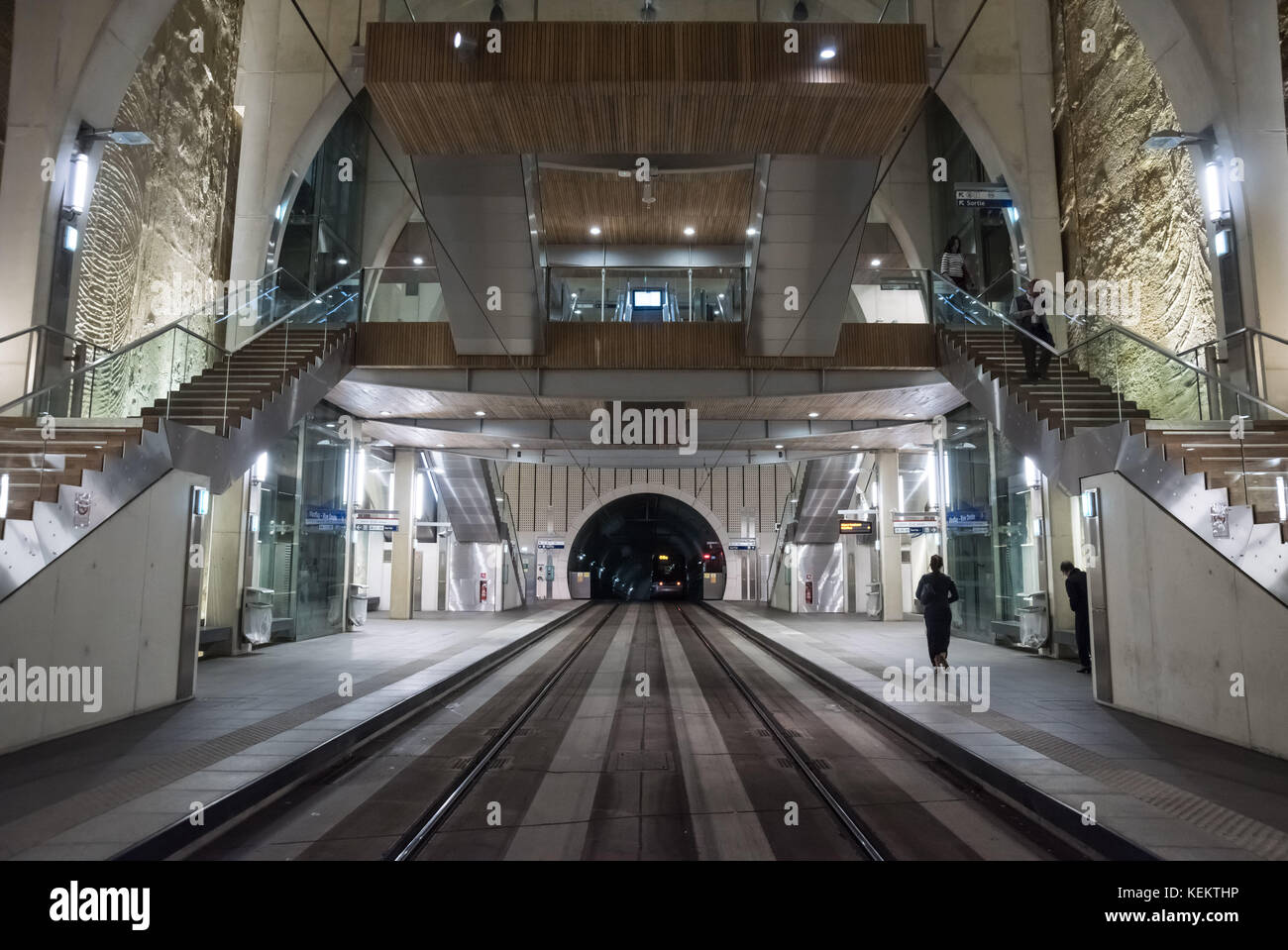 Paris, Tramway T6, Tiefstation Viroflay Rive Droite Stock Photo - Alamy