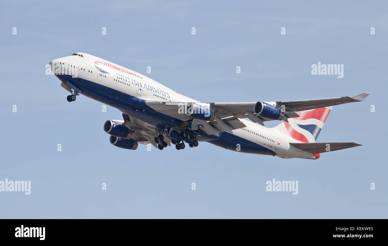British Airways Boeing 747 Jumbo Jet G-BYGG taking off from London ...