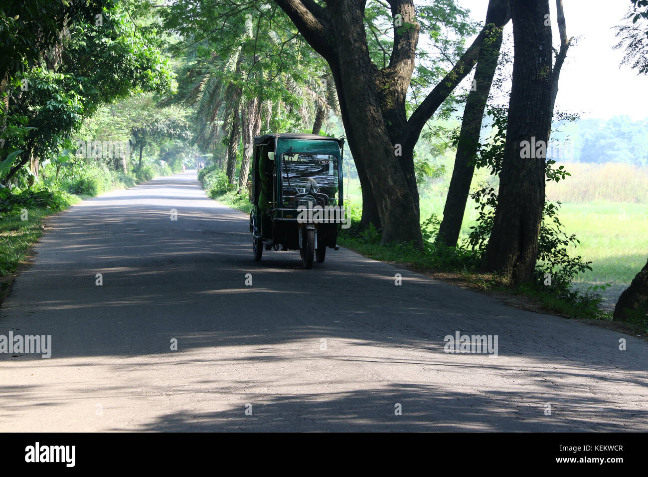 Electric auto rickshaw bangladesh hi-res stock photography and images ...