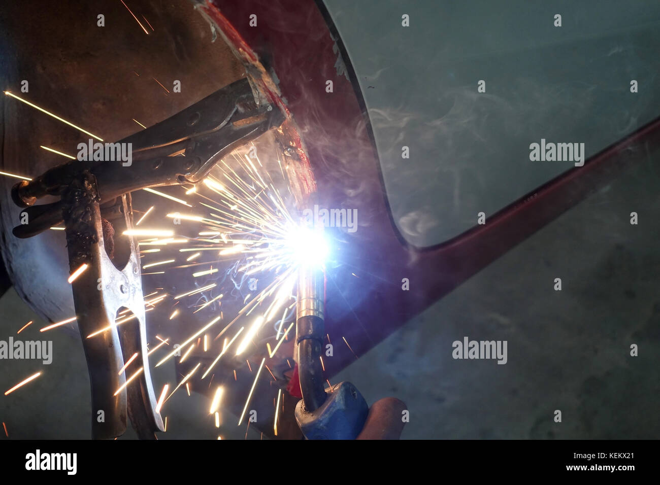 Welder welding car body hi-res stock photography and images - Alamy