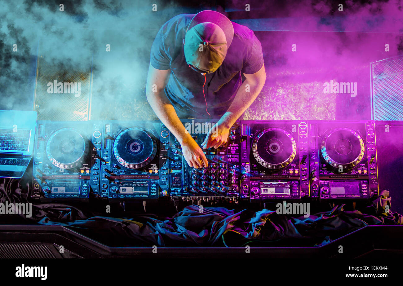 Crowd man headphone hi-res stock photography and images - Alamy