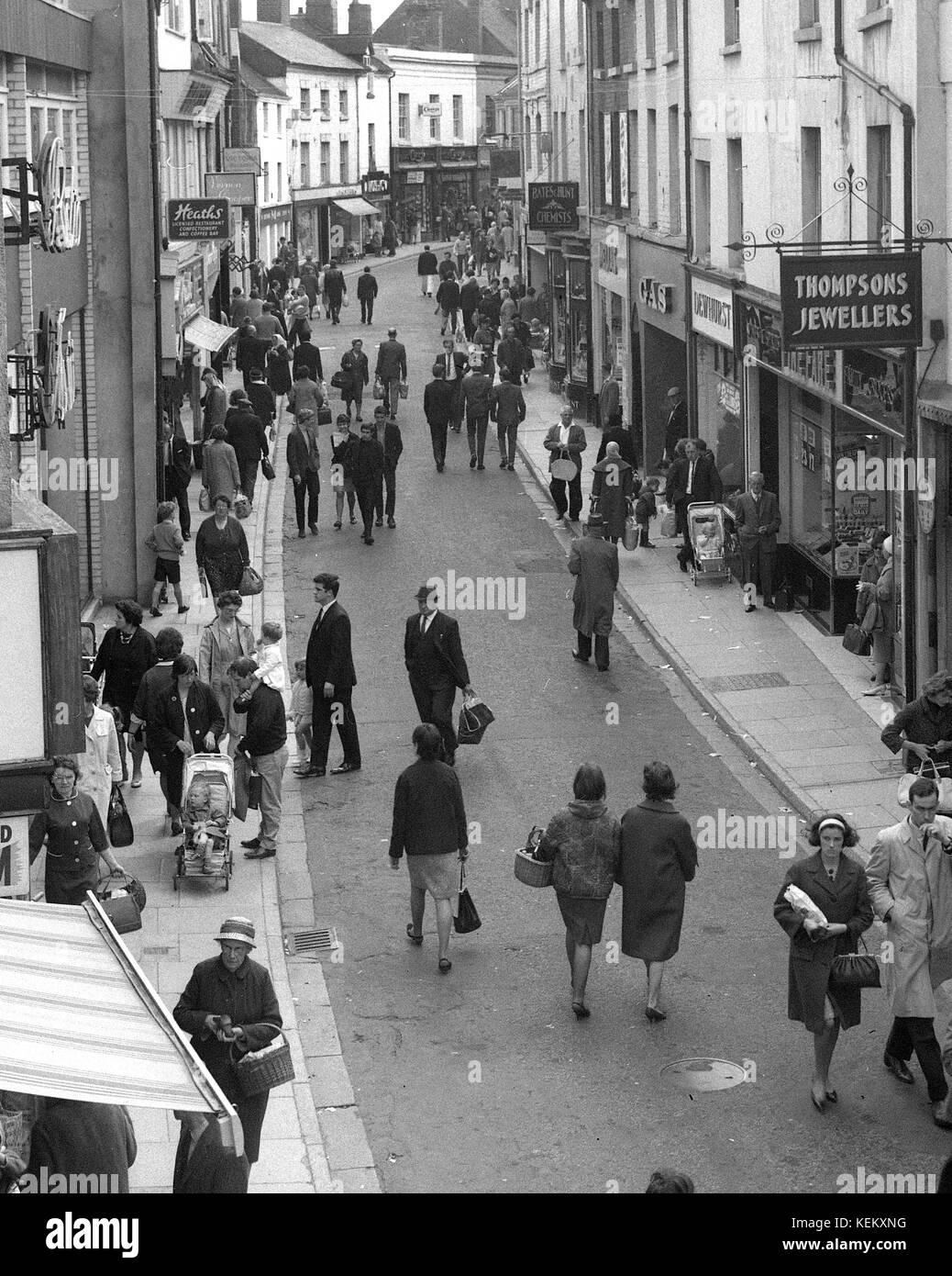 1960s shops high street britain Black and White Stock Photos & Images ...
