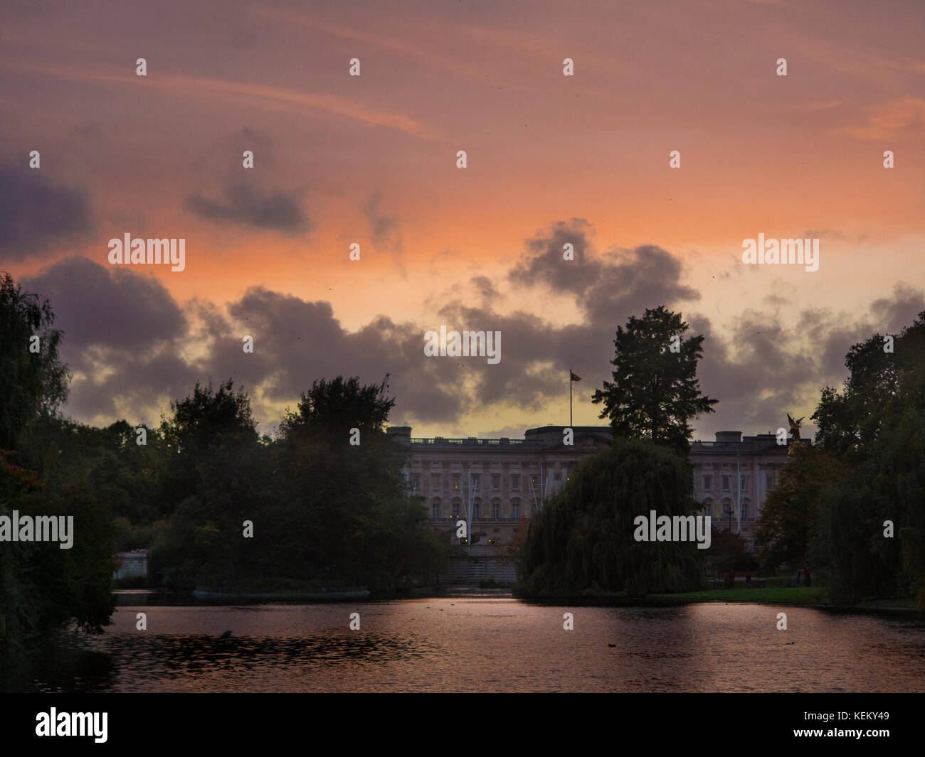 Sunset behind buckingham palace hi-res stock photography and images - Alamy