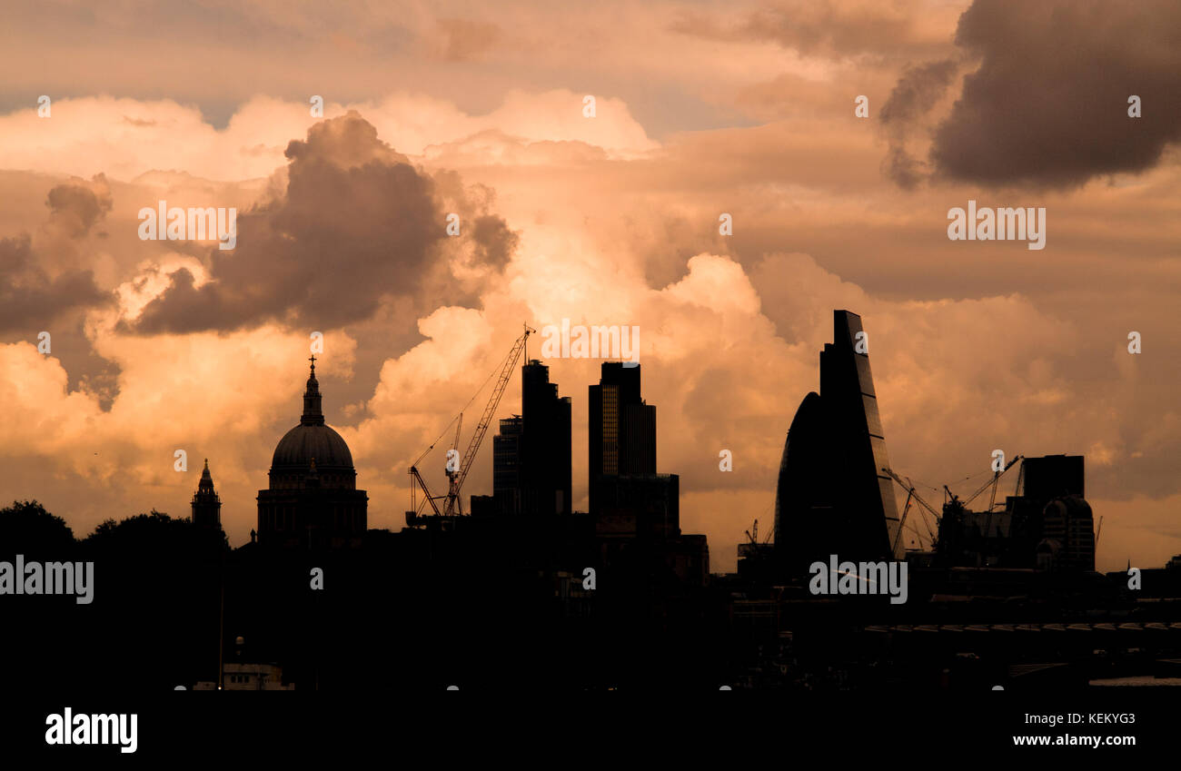 Black clouds over city london hi-res stock photography and images - Alamy