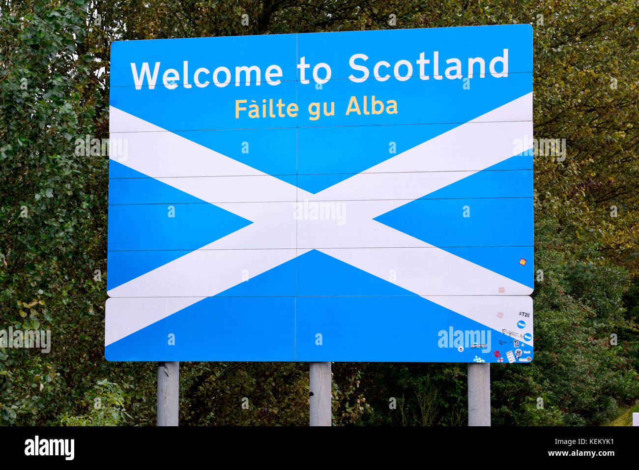Welcome scotland road sign scotland england hi-res stock photography ...