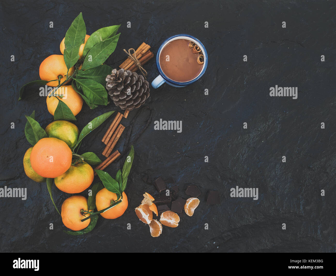 Christmas or New Year frame. Fresh mandarines with leaves, cinnamon ...