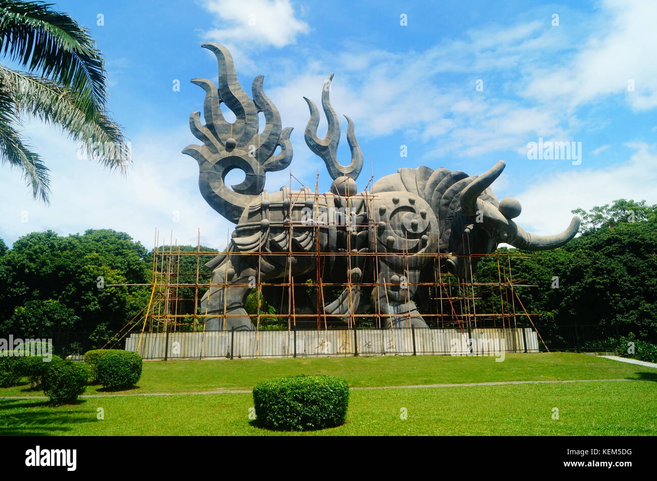 Giant cow statues hi-res stock photography and images - Alamy