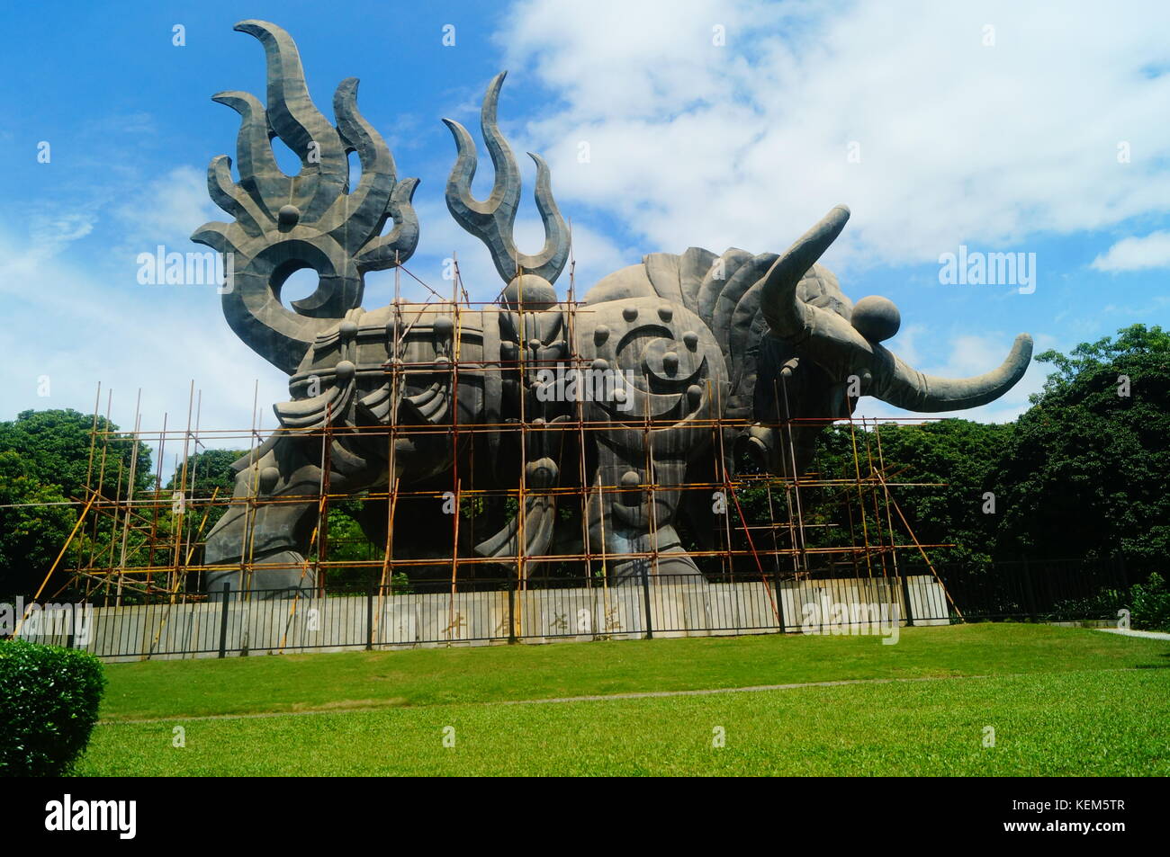 Giant cow statues hi-res stock photography and images - Alamy