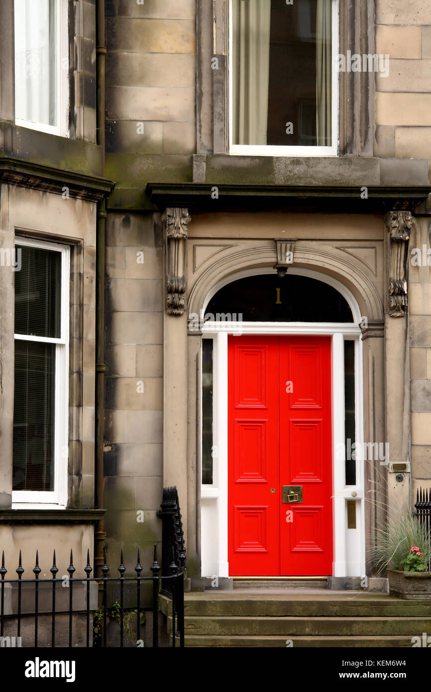 Red door in Edinburgh Stock Photo - Alamy