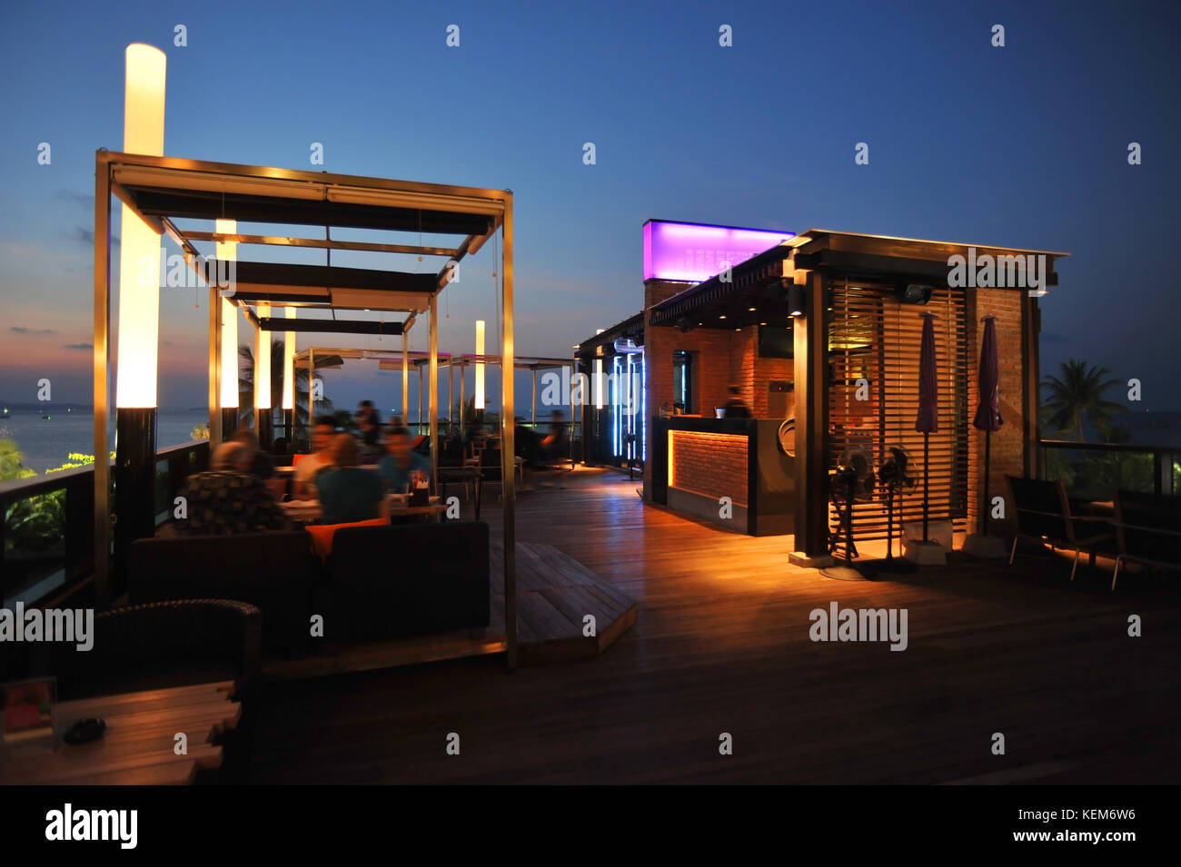 Loft bar hi-res stock photography and images - Alamy