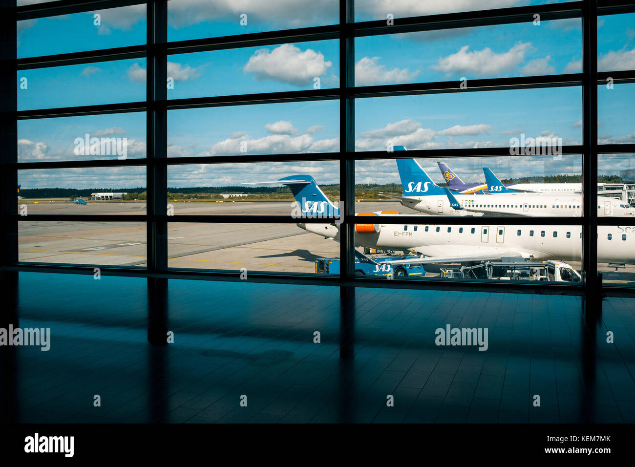 Airport window airplane hi-res stock photography and images - Alamy