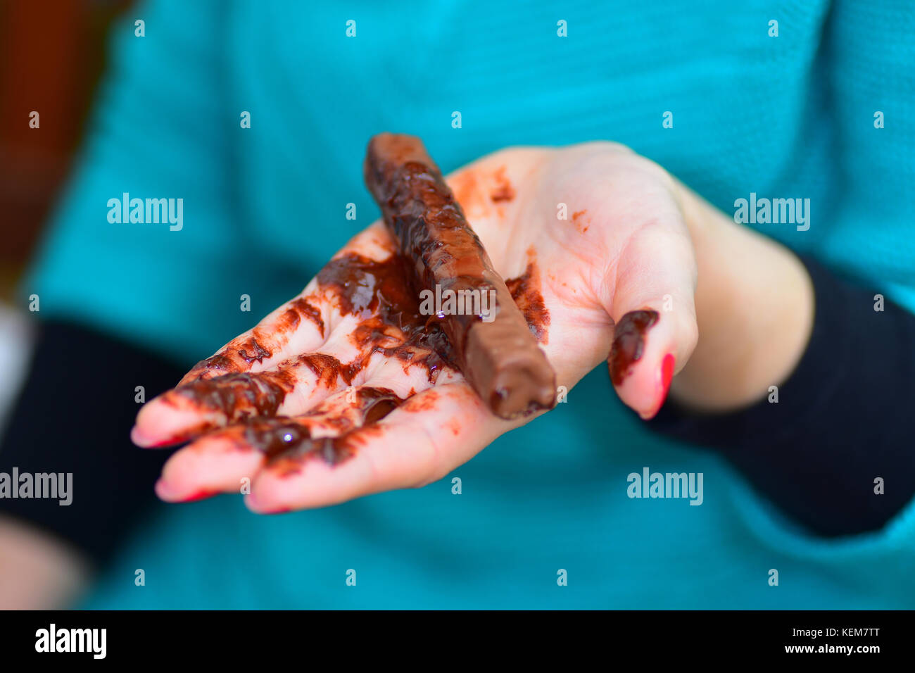 Chocolate bar melting in hand Stock Photo - Alamy