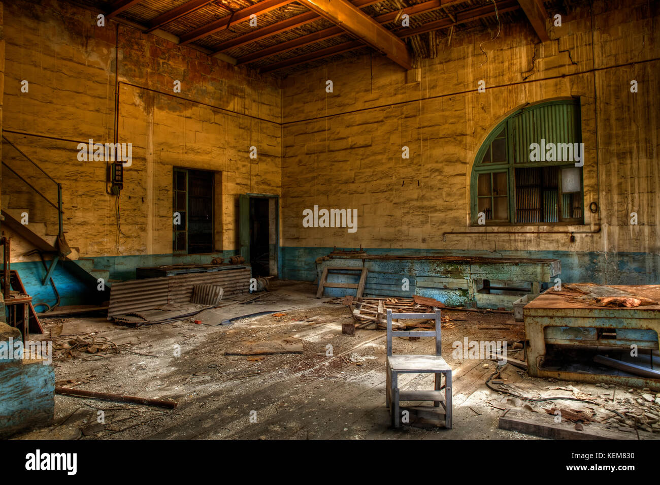 Dilapidated living room hi-res stock photography and images - Alamy