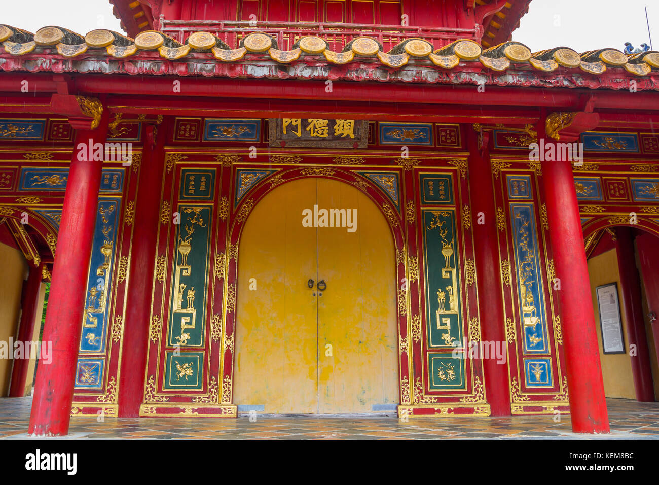 ornate door and facade of traditional chinese temple Stock Photo - Alamy