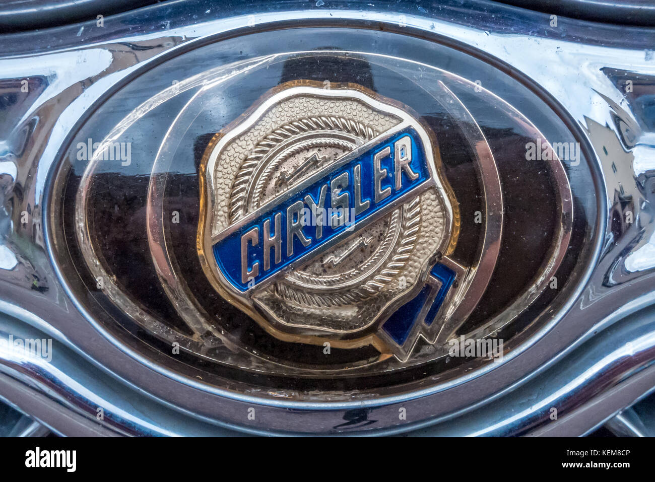 Chrysler car badge hi-res stock photography and images - Alamy