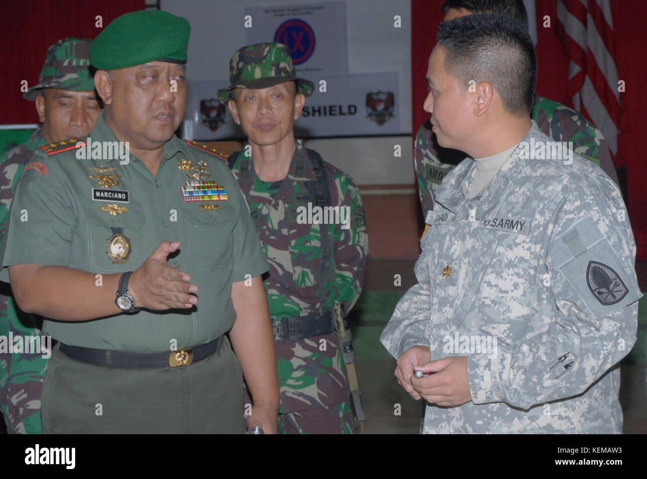 Marciano Norman speaking with US Soldier Stock Photo - Alamy