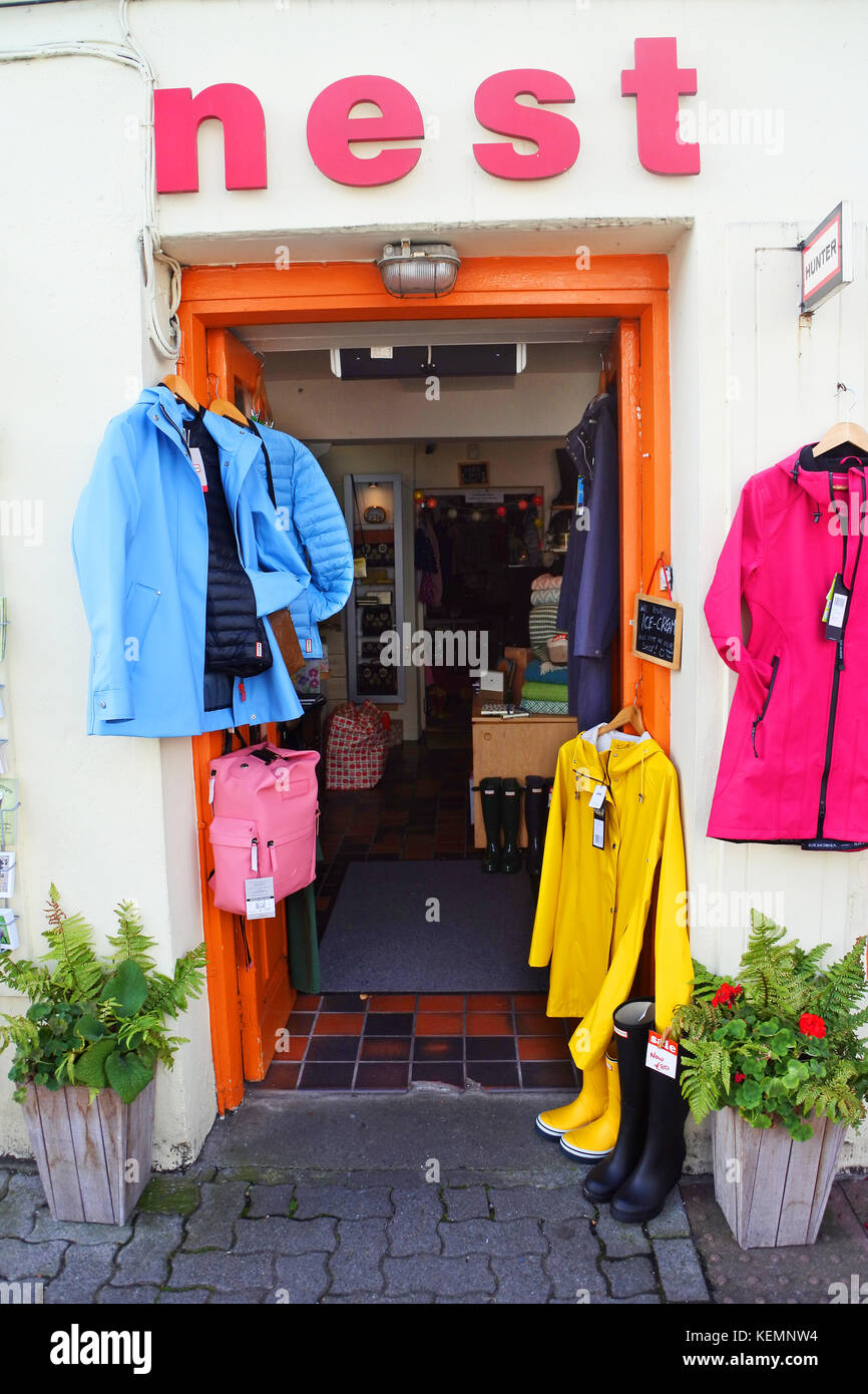 Town exterior shop facade clothing hi-res stock photography and images ...