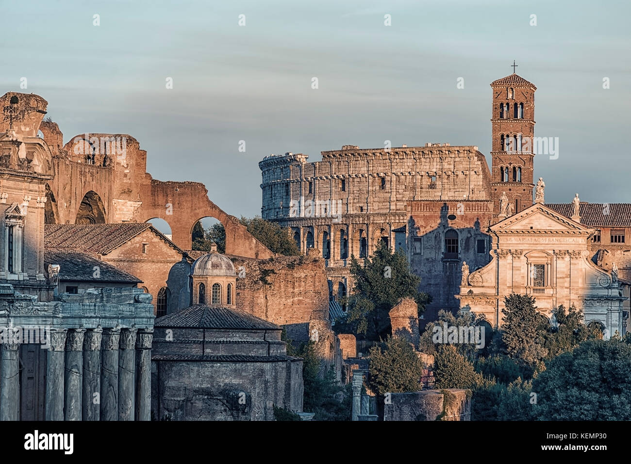 The roman colosseum landmark famous ruins hi-res stock photography and ...