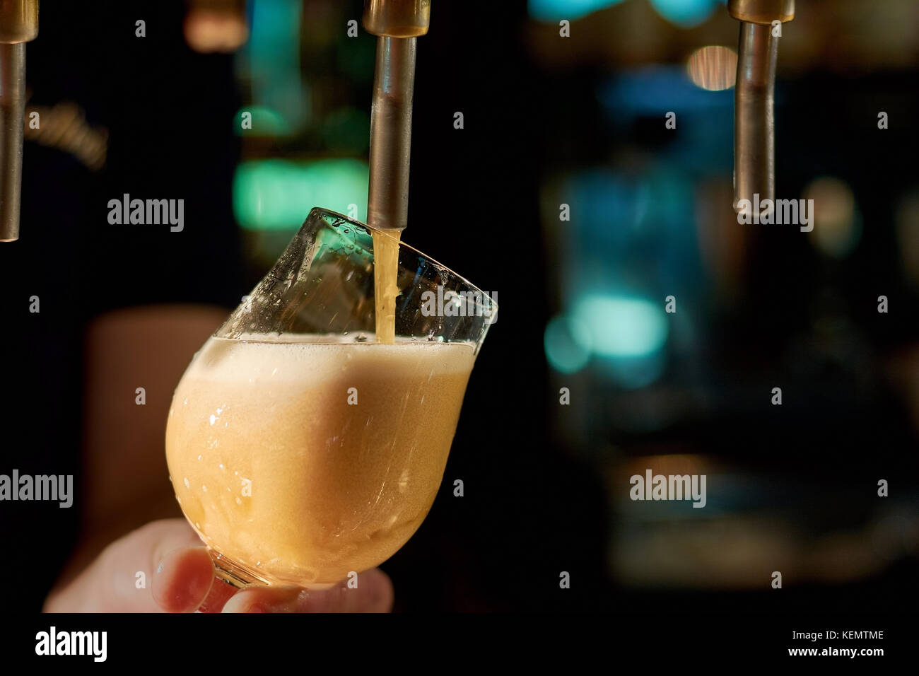Beer dispensing hi-res stock photography and images - Alamy