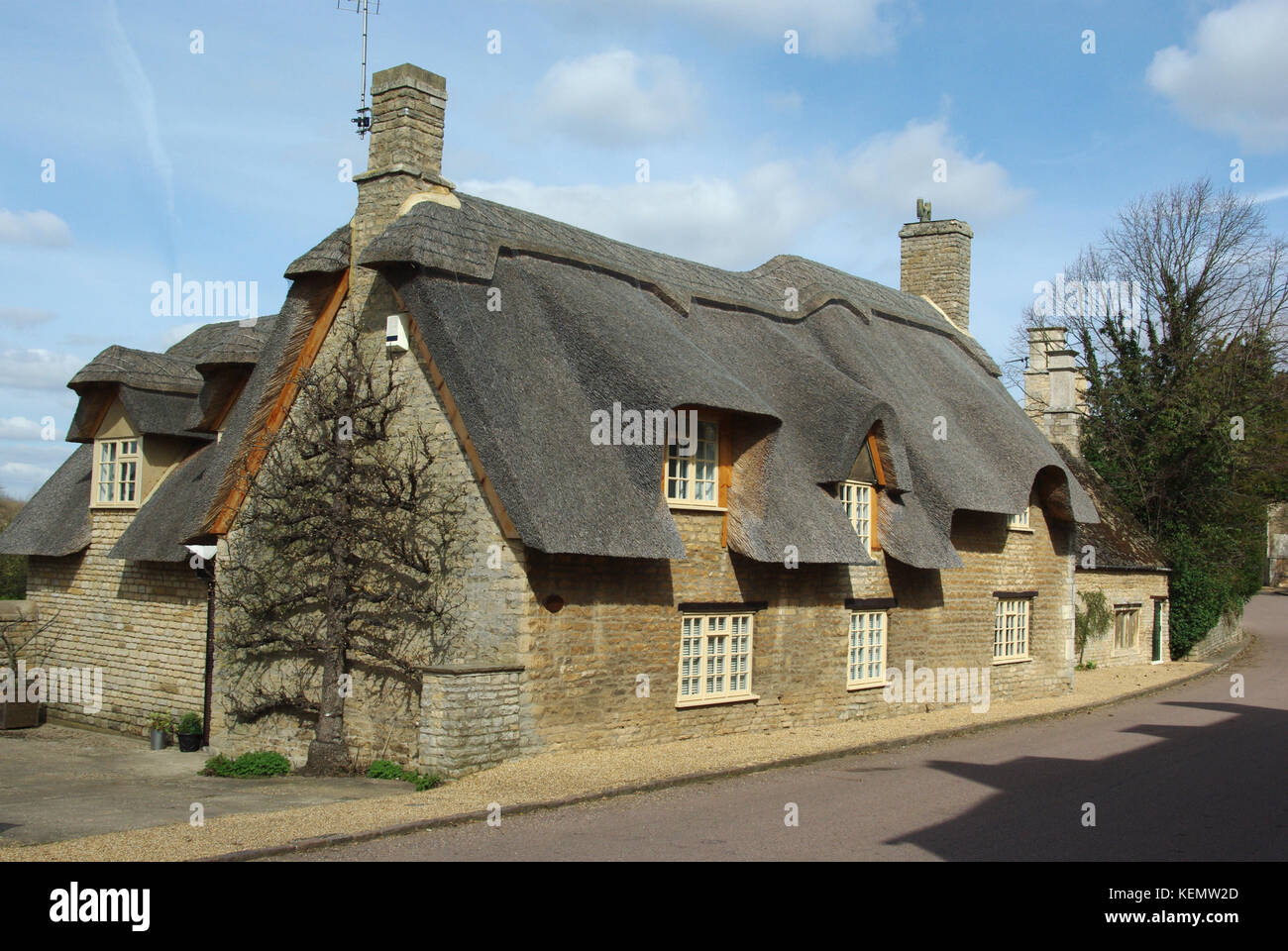 Detached country cottage hi-res stock photography and images - Alamy