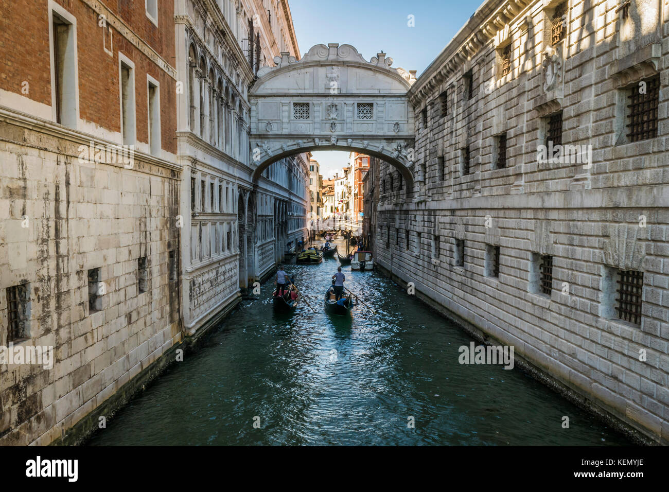Bridge of Sighs in Venice. Floating gondolas under the Bridge of Sighs ...