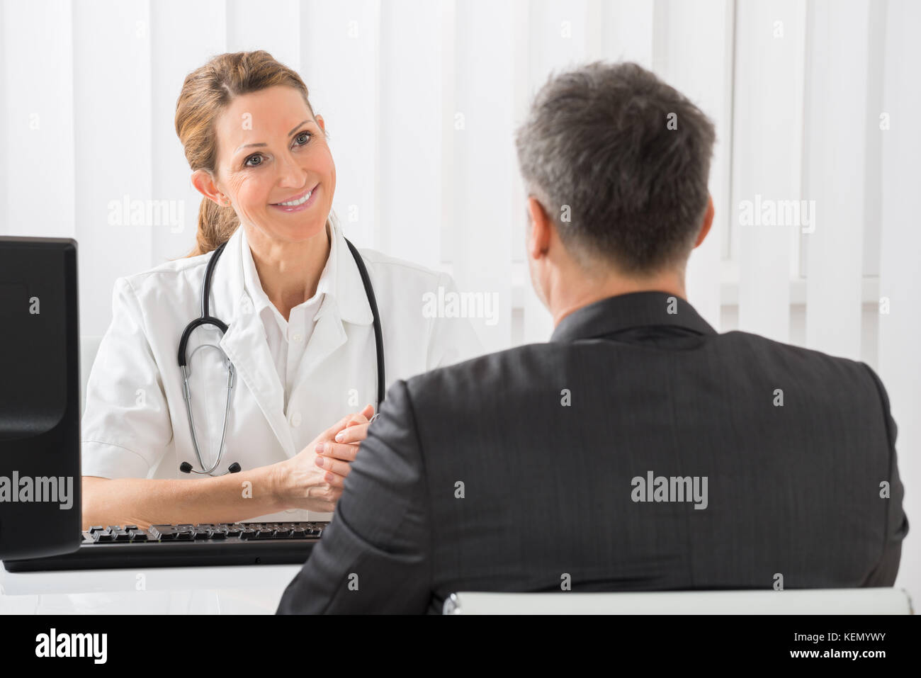 Doctor consultation talking hi-res stock photography and images - Alamy